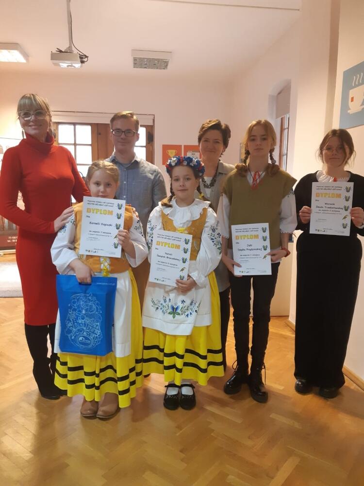 Etap powiatowy konkursu ''Méster Bëlnégò Czëtaniô'' w Bytowie - Zespół ...